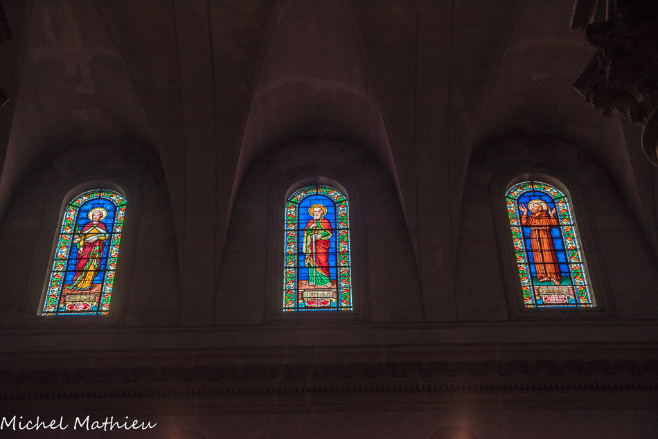 Auriol. L'èglise. Les vitraux sont de la fin du XIXe. St Joseph, St ...